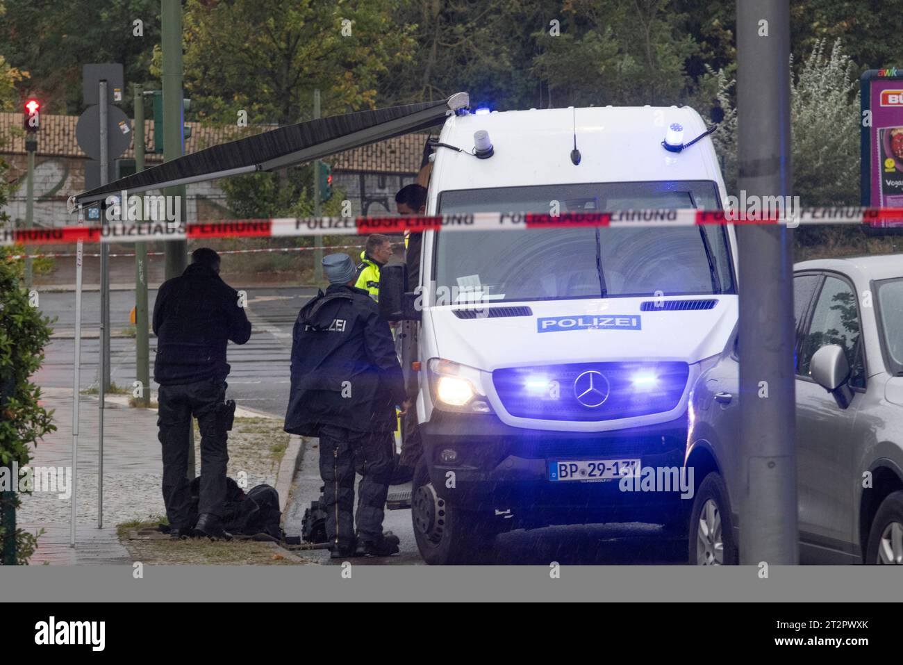 Bild-Motiv: in einer Seitenstrasse haben sich die Einsatzkraefte positioniert Berlin den 19.10. ...