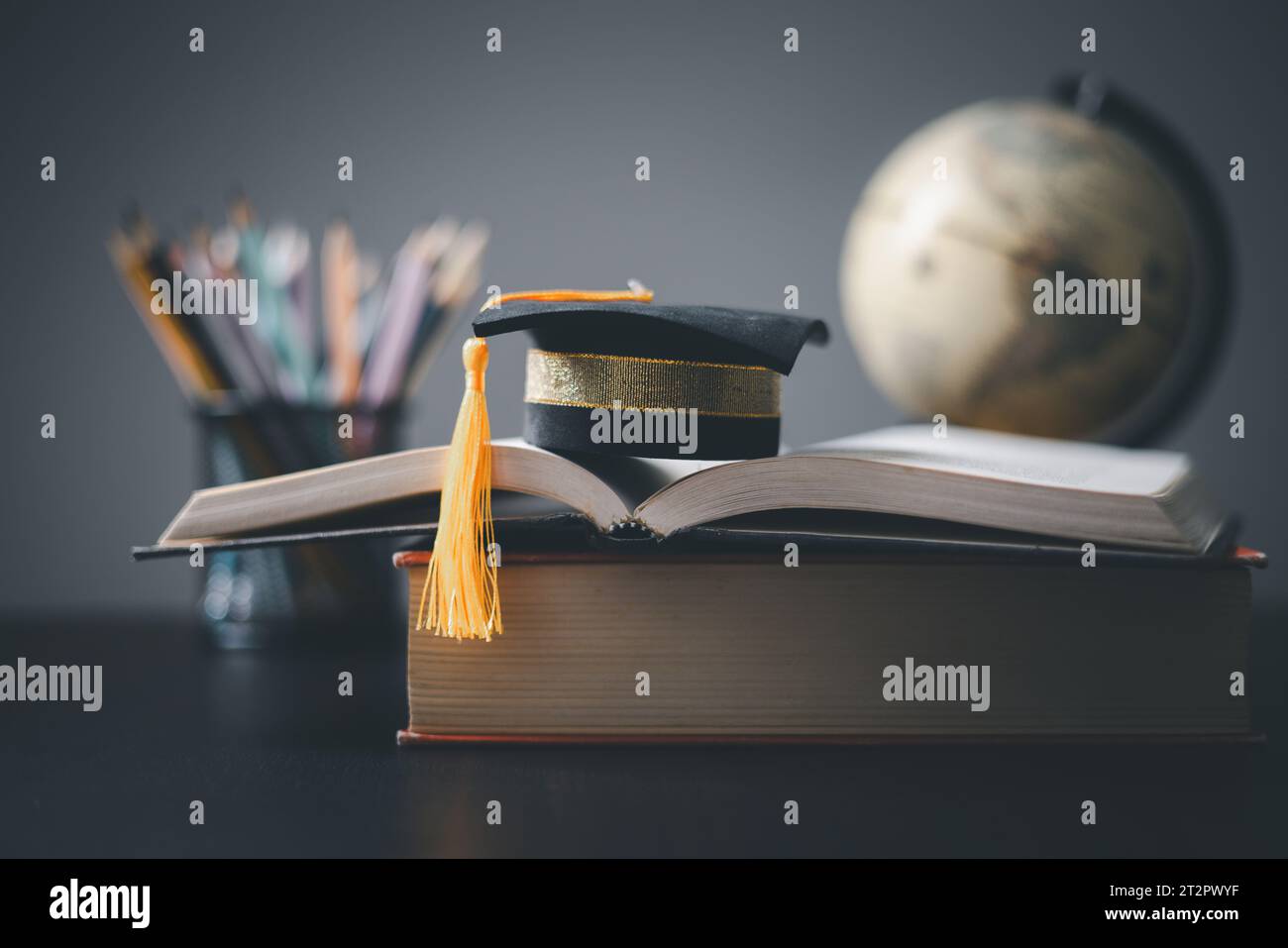 Graduation cap with Earth globe. Concept of global business study ...