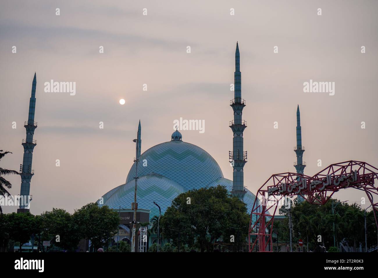 Majestic front view mosque hi-res stock photography and images - Alamy