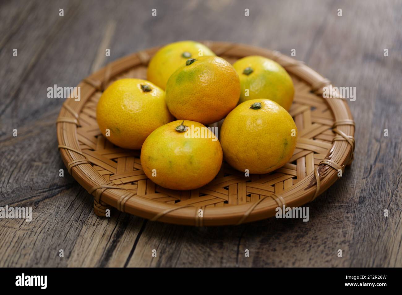 Japanese high-sugar high-quality mandarin oranges on a bamboo tray ...
