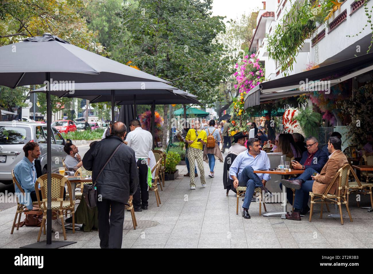 Restaurant on Avenida Presidente Masaryk during Festival de Flores (Day ...