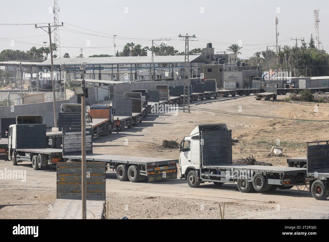 Rafah, Palestinian Territories. 21st Oct, 2023. Empty lorries wait on ...
