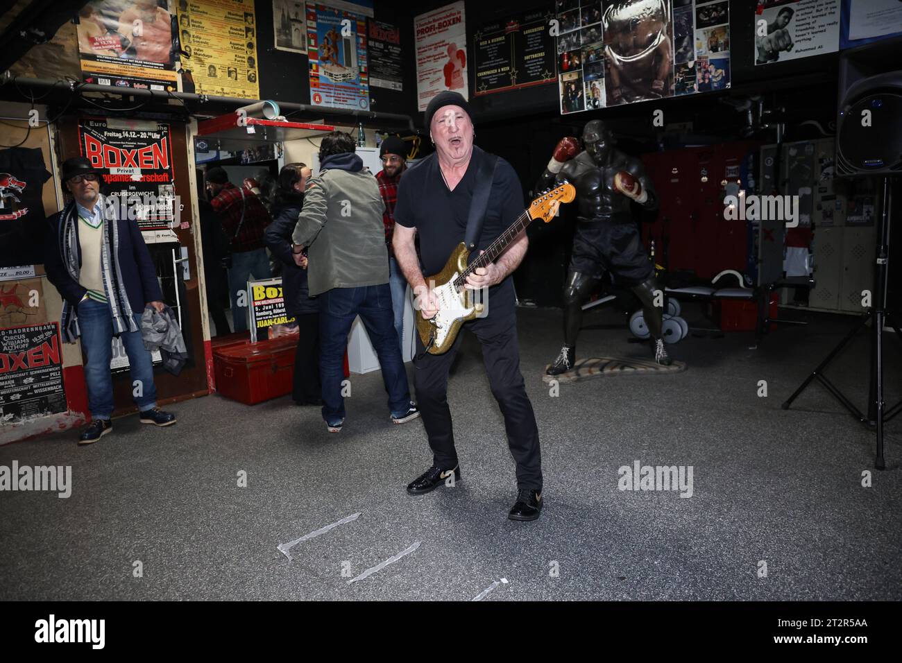 Zur Ritze: Carlo von Tiedemann, 80. Geburtstag, Hamburg, 20.10.2023 Sänger Wayne Morris Hamburg ...