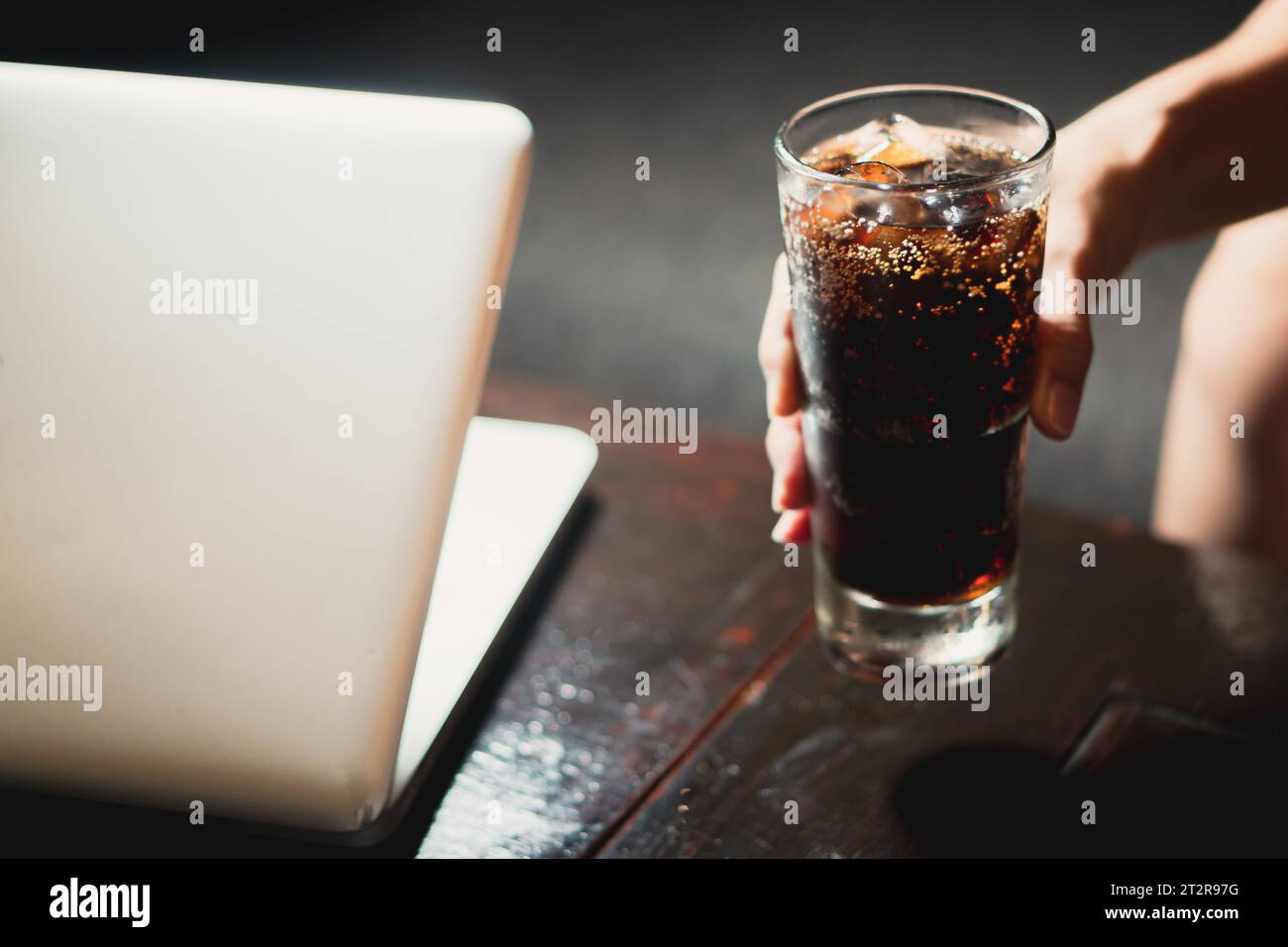 Carbonated drink pouring glass ice hi-res stock photography and images ...