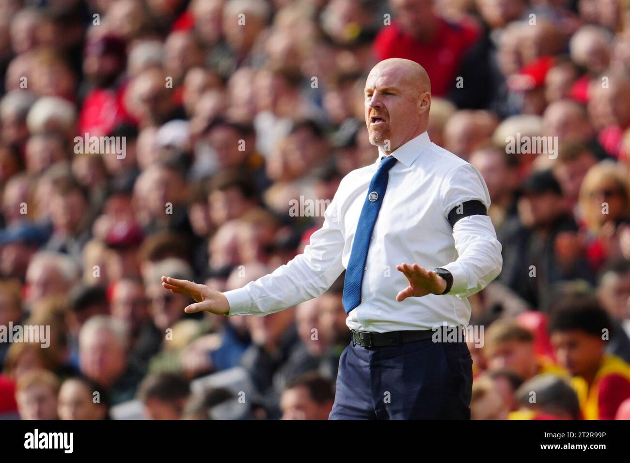 Everton's head coach Sean Dyche reacts during the English Premier ...