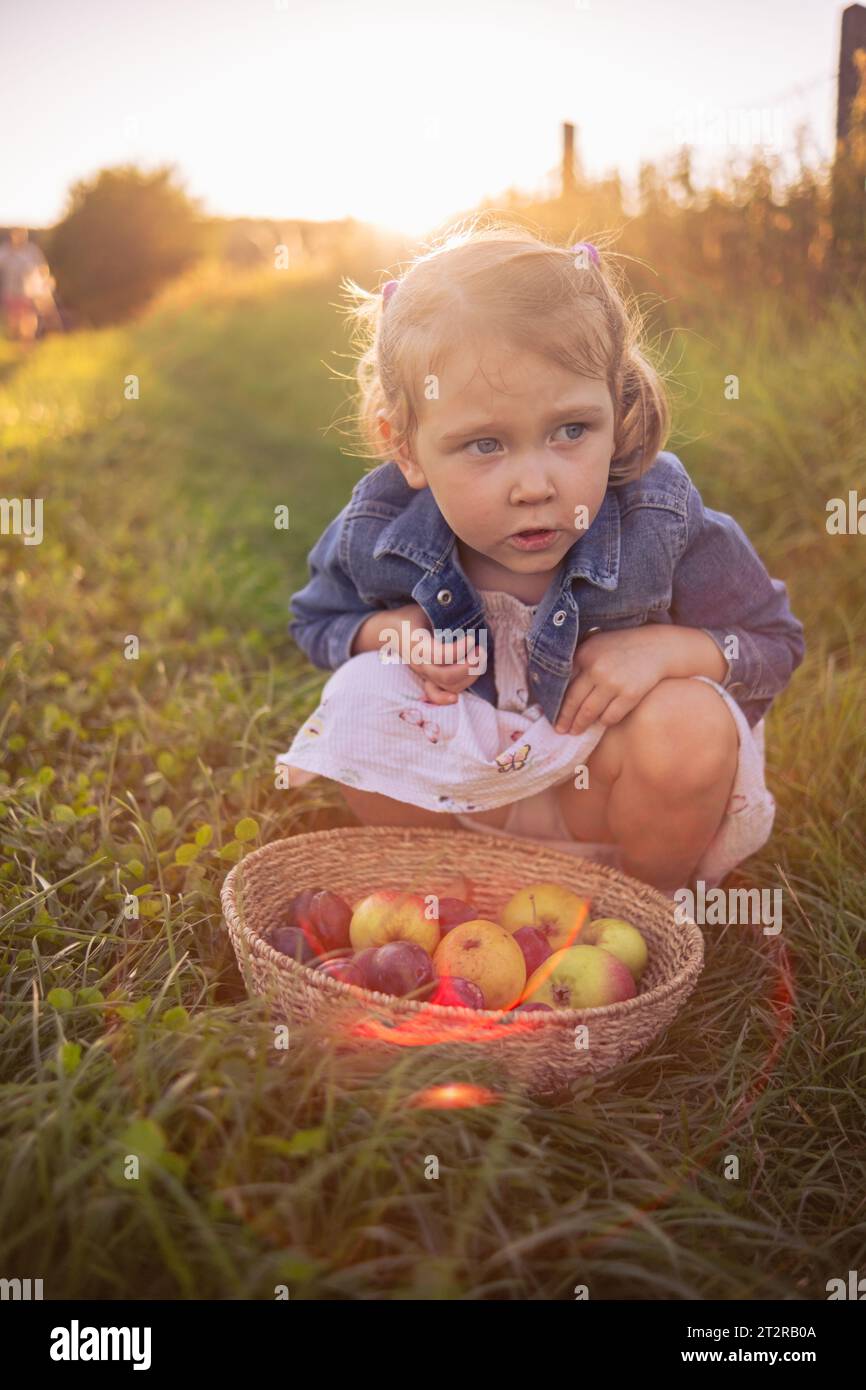 Girl posing apples hi-res stock photography and images - Alamy