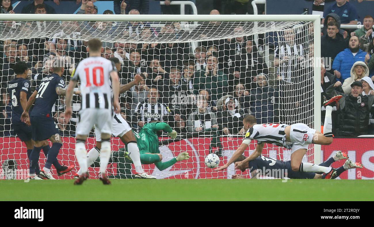 GOAL 2-0, Dan Burn of Newcastle United scores after Video Assistant ...