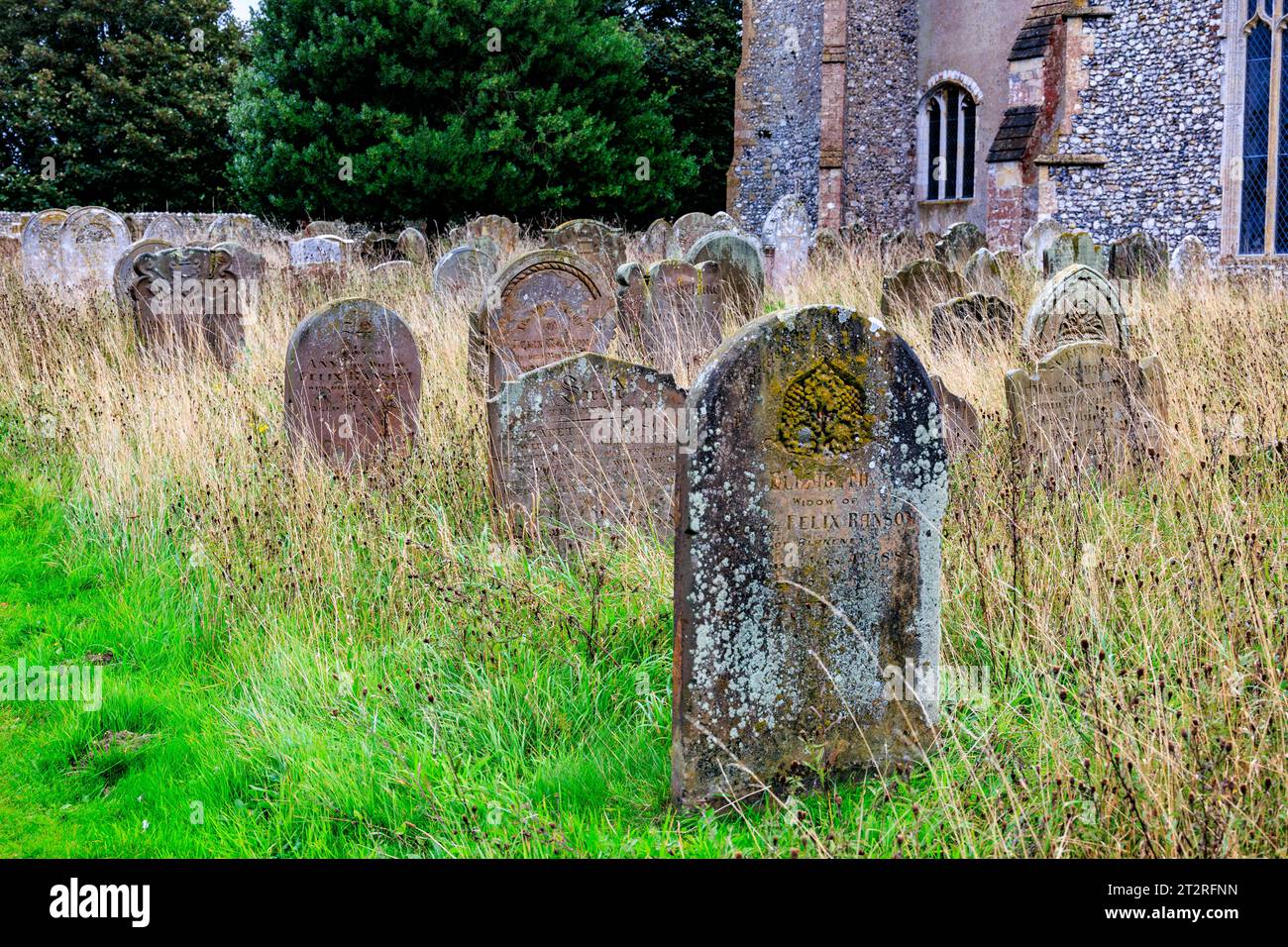 Churchyard with headstones hi-res stock photography and images - Alamy
