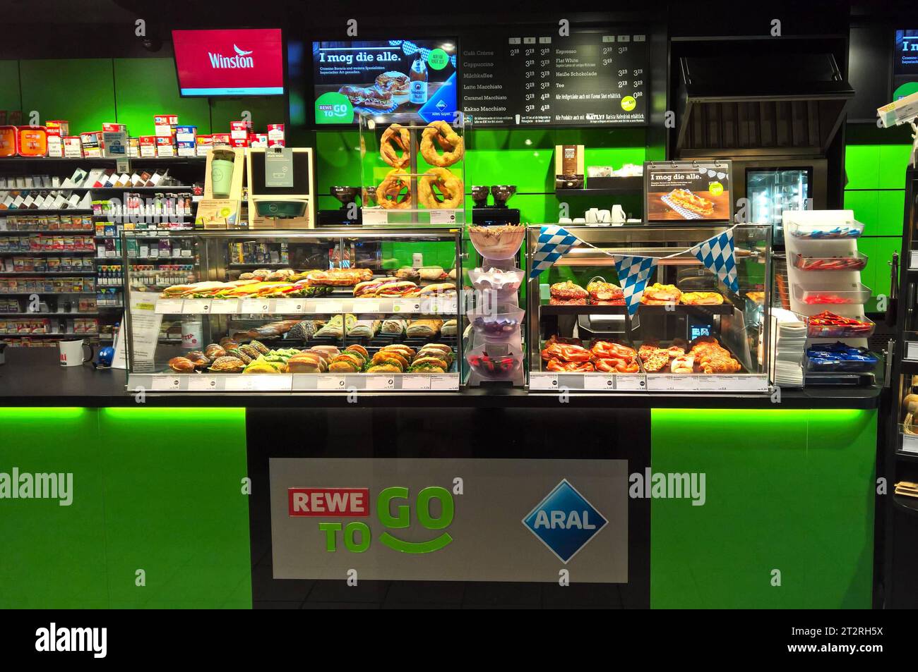 Aral Tankstelle, Rewe to go *** Aral gas station, Rewe to go Credit ...