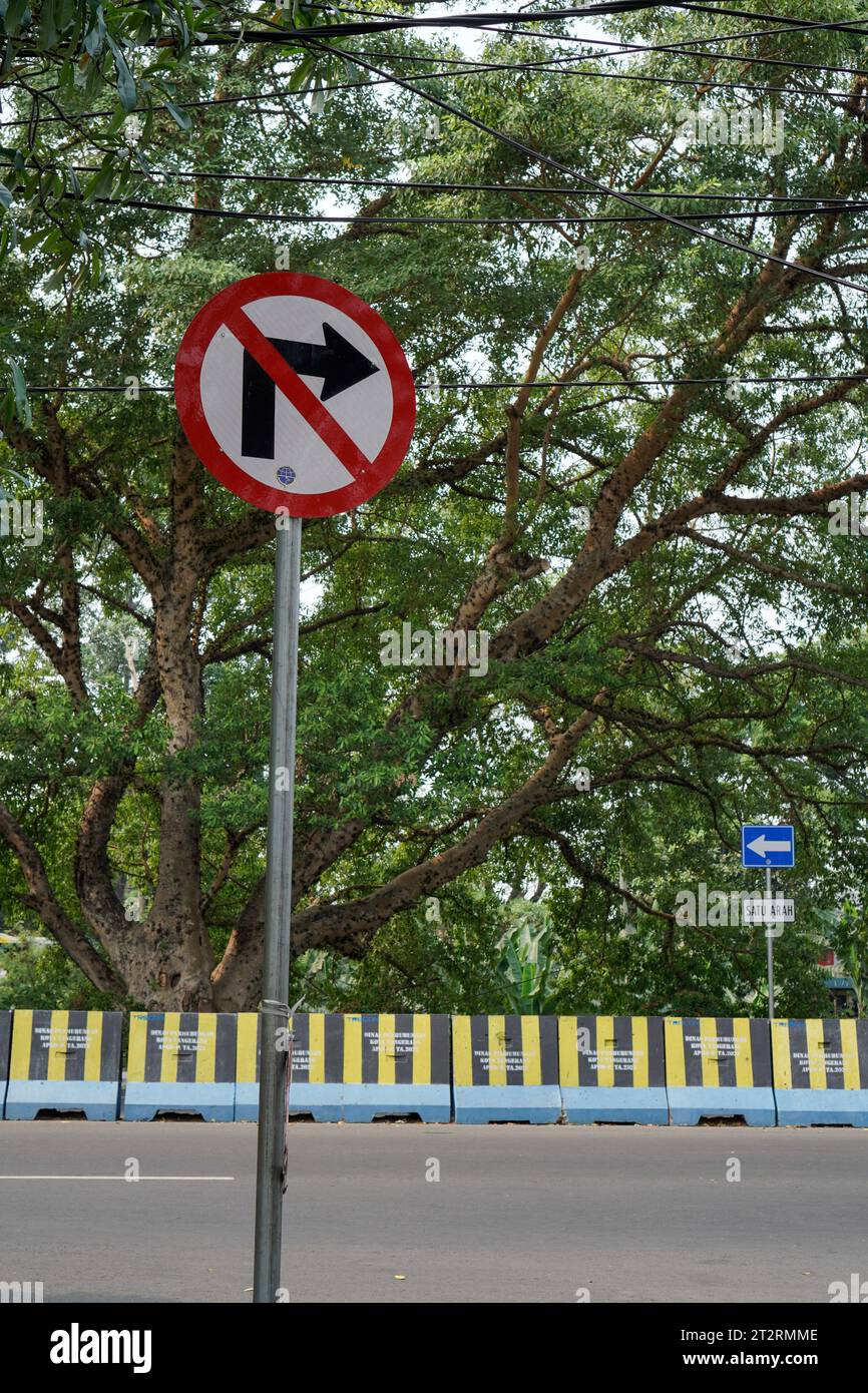 Safety warning signs motorists hi-res stock photography and images - Alamy