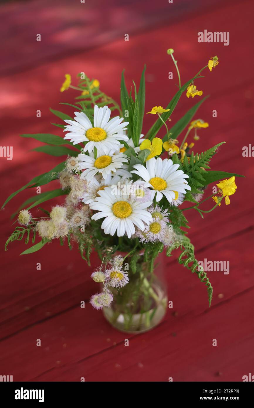Wildflower arrangement hi-res stock photography and images - Alamy