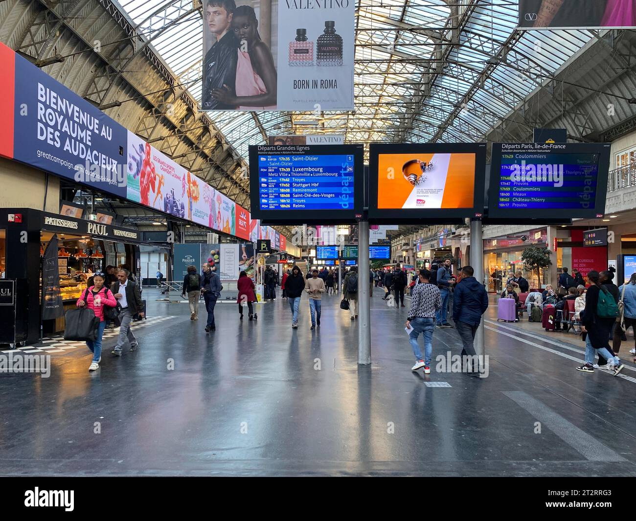 Display board, Gare de l'Est station concourse, East station, Paris ...