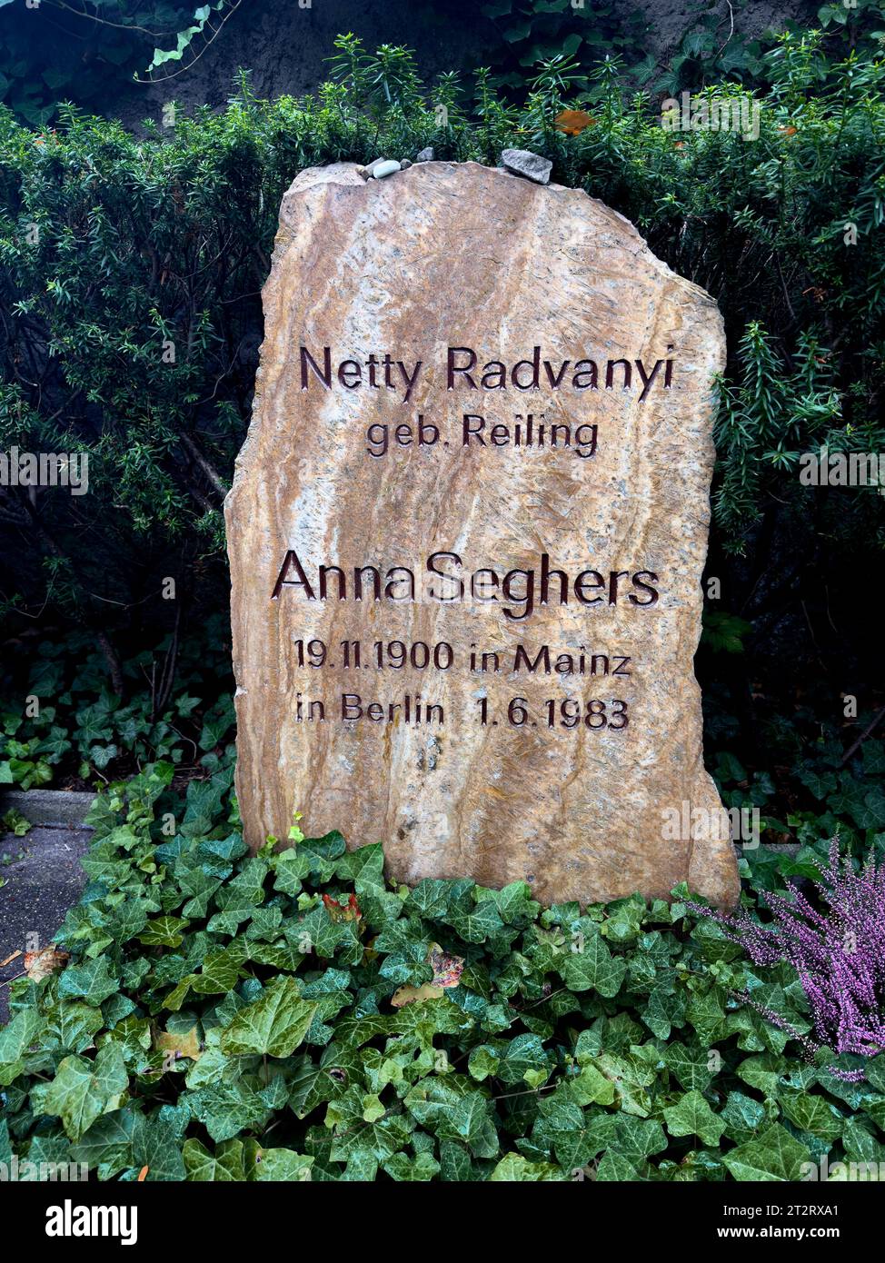 Anna Seghers, Dorotheenstaedtischer Friedhof DEU, Deutschland, Germany ...