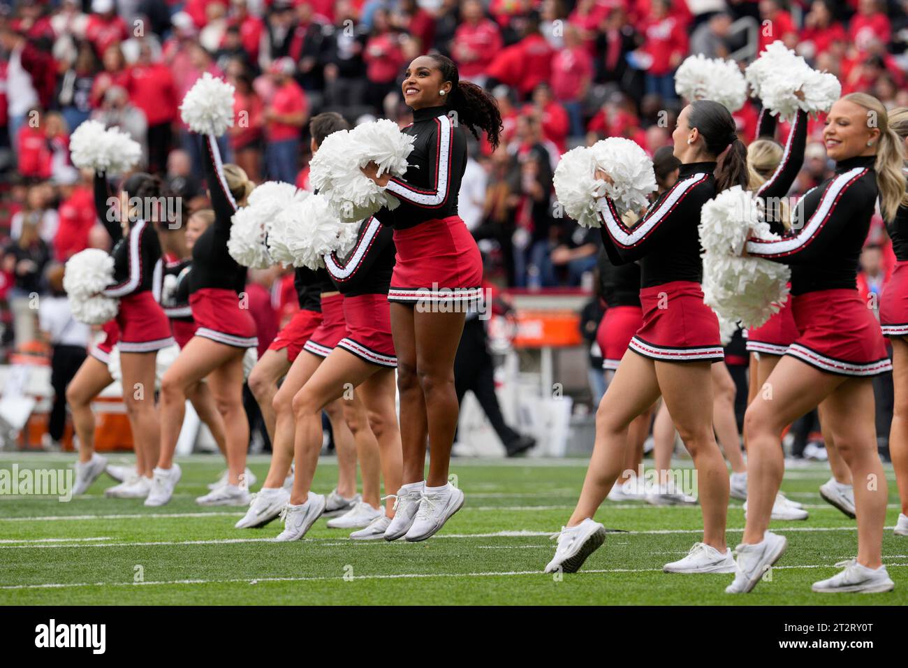 Cincinnati Bearcats cheerleaders perform prior to an NCAA college ...