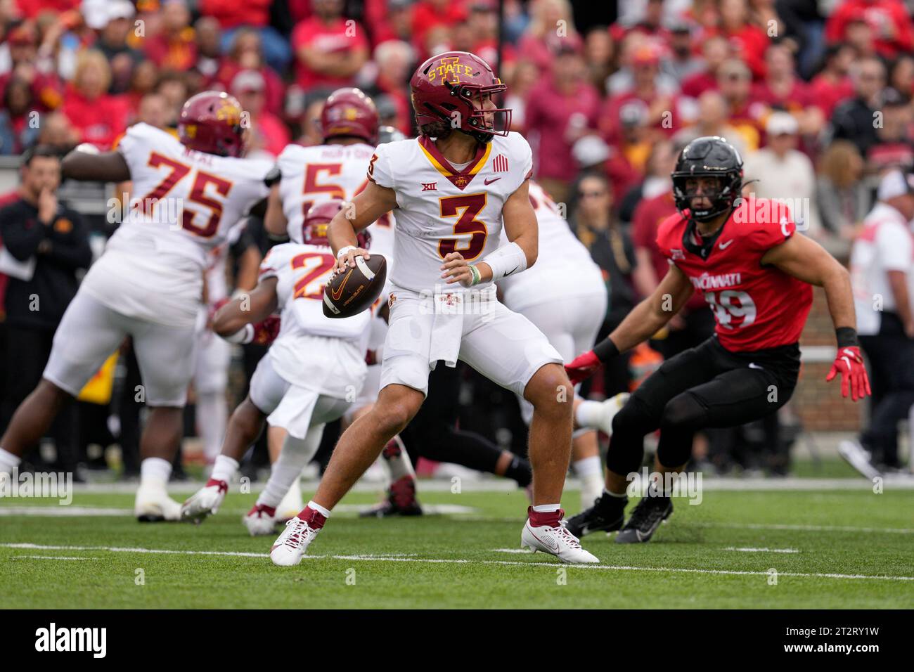 Iowa State quarterback Rocco Becht (3) looks to throw during an NCAA ...