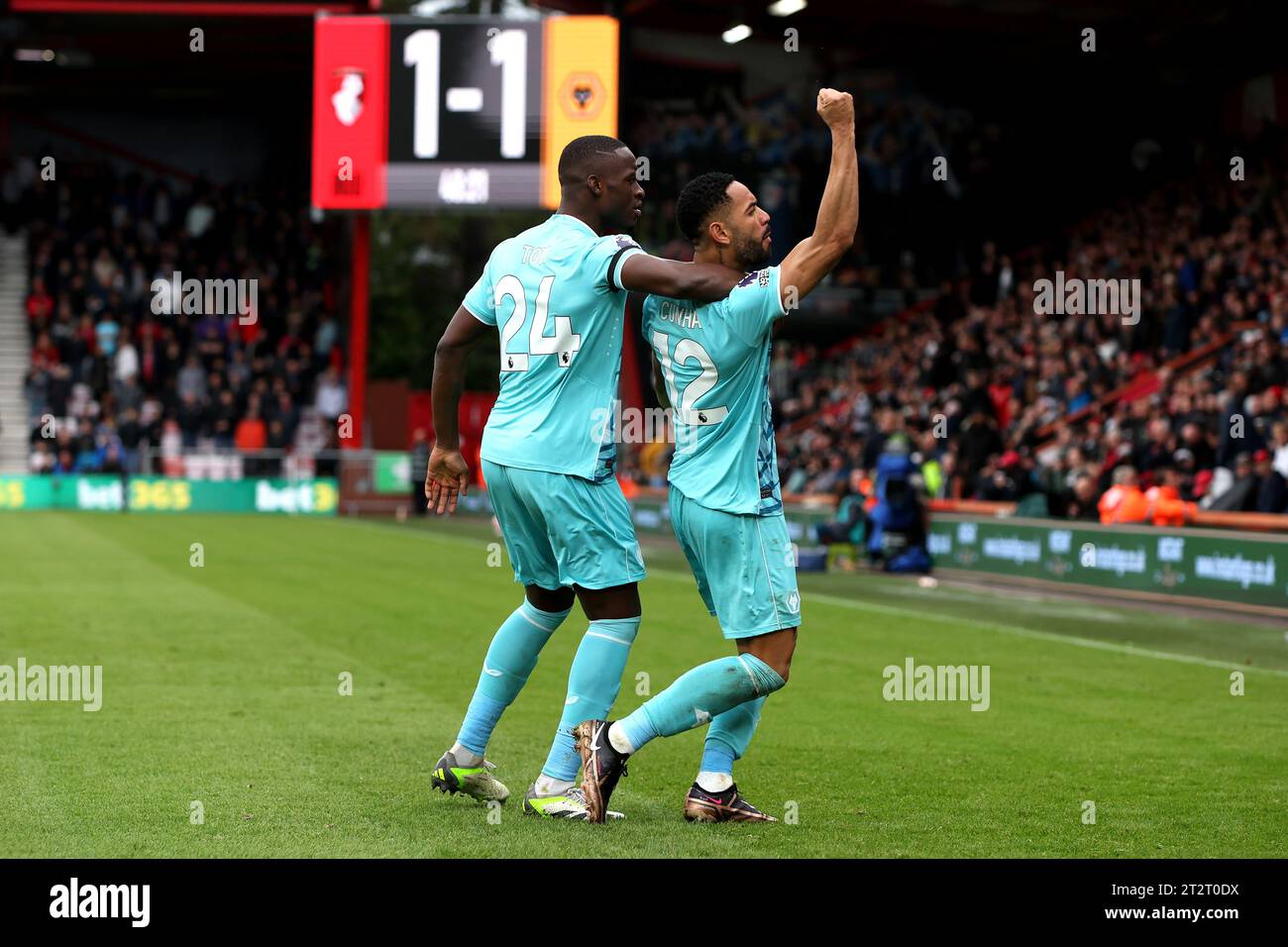 Toti gomes wolves hi-res stock photography and images - Alamy