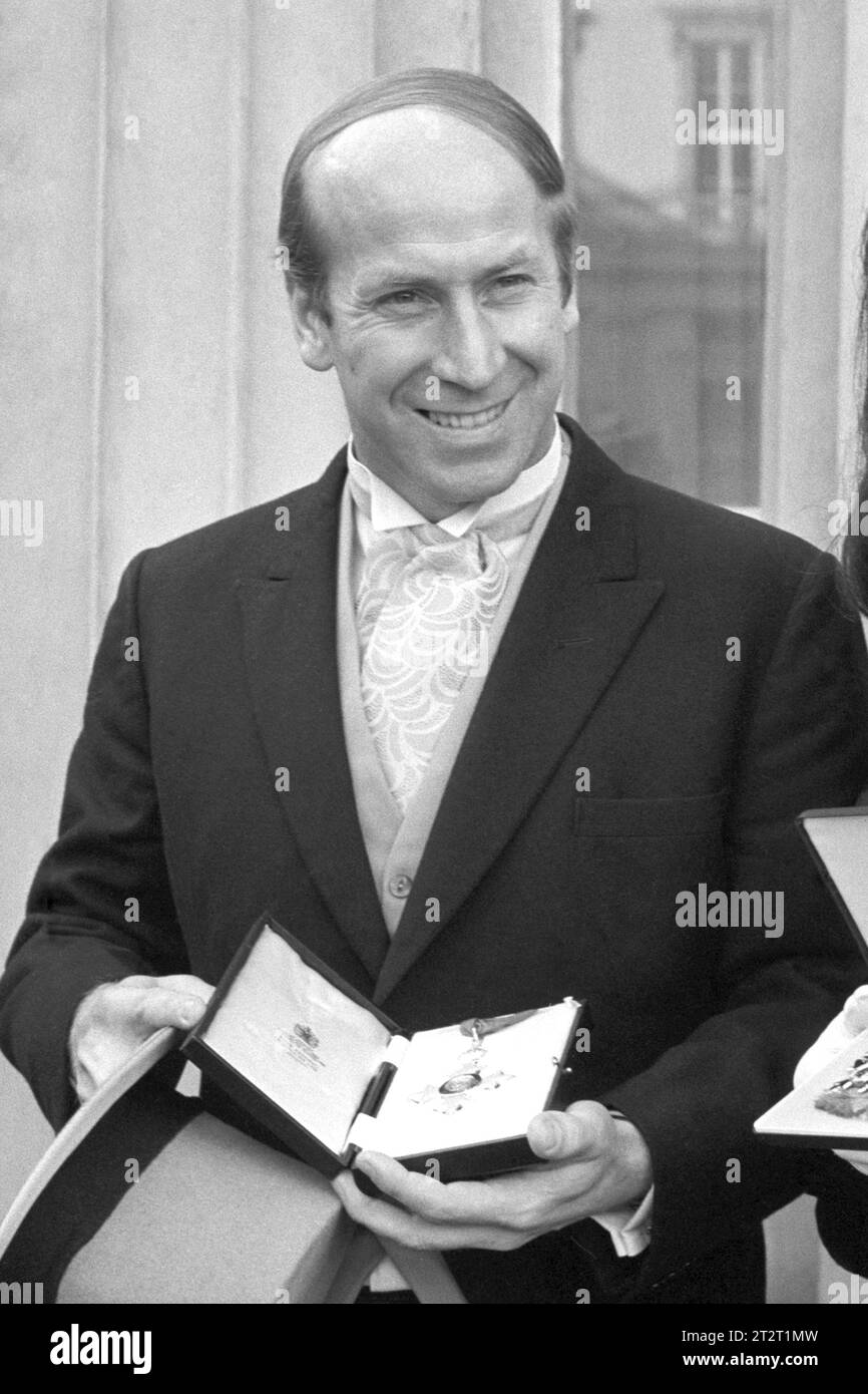 Sir bobby charlton buckingham palace hi-res stock photography and ...