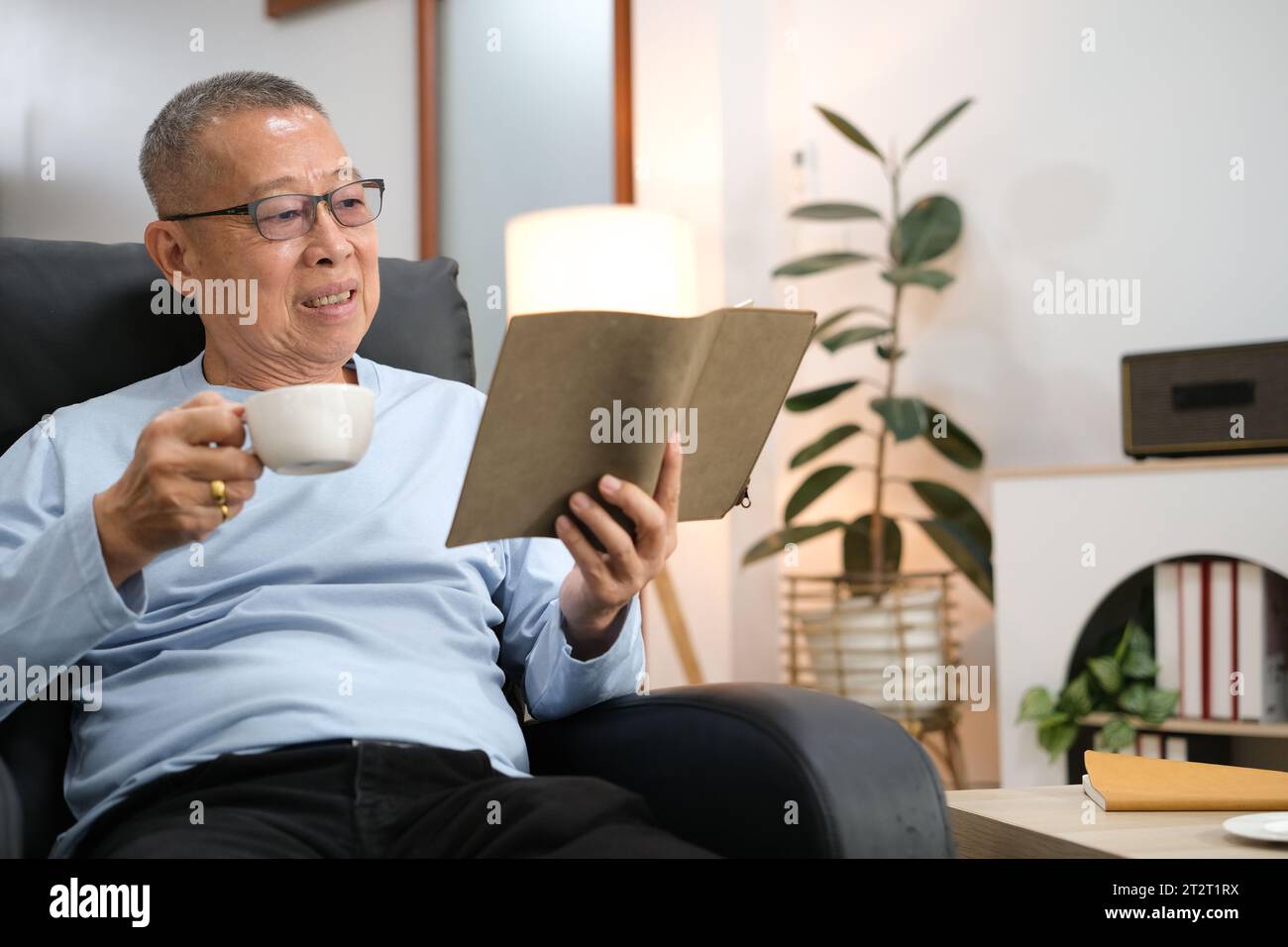 Asian man reading book hi-res stock photography and images - Alamy