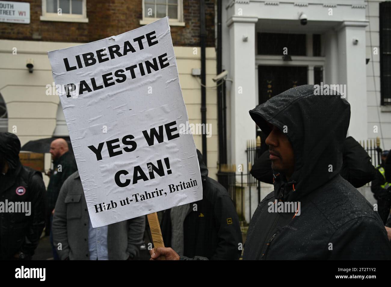 Embassy of Egypt, London, UK. 21st Oct, 2023. In front of the Embassy ...