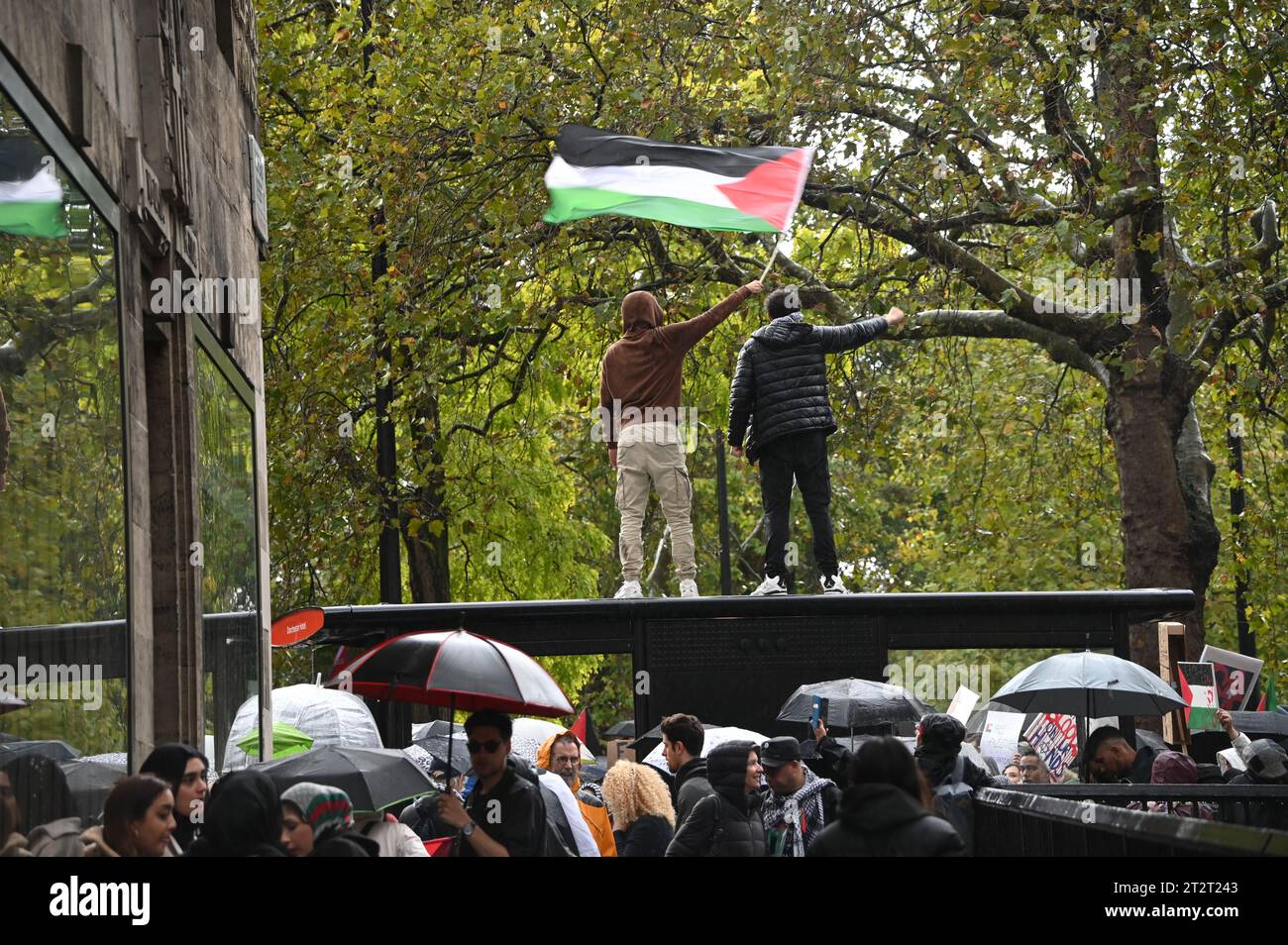 Embassy of Egypt, London, UK. 21st Oct, 2023. In front of the Embassy ...