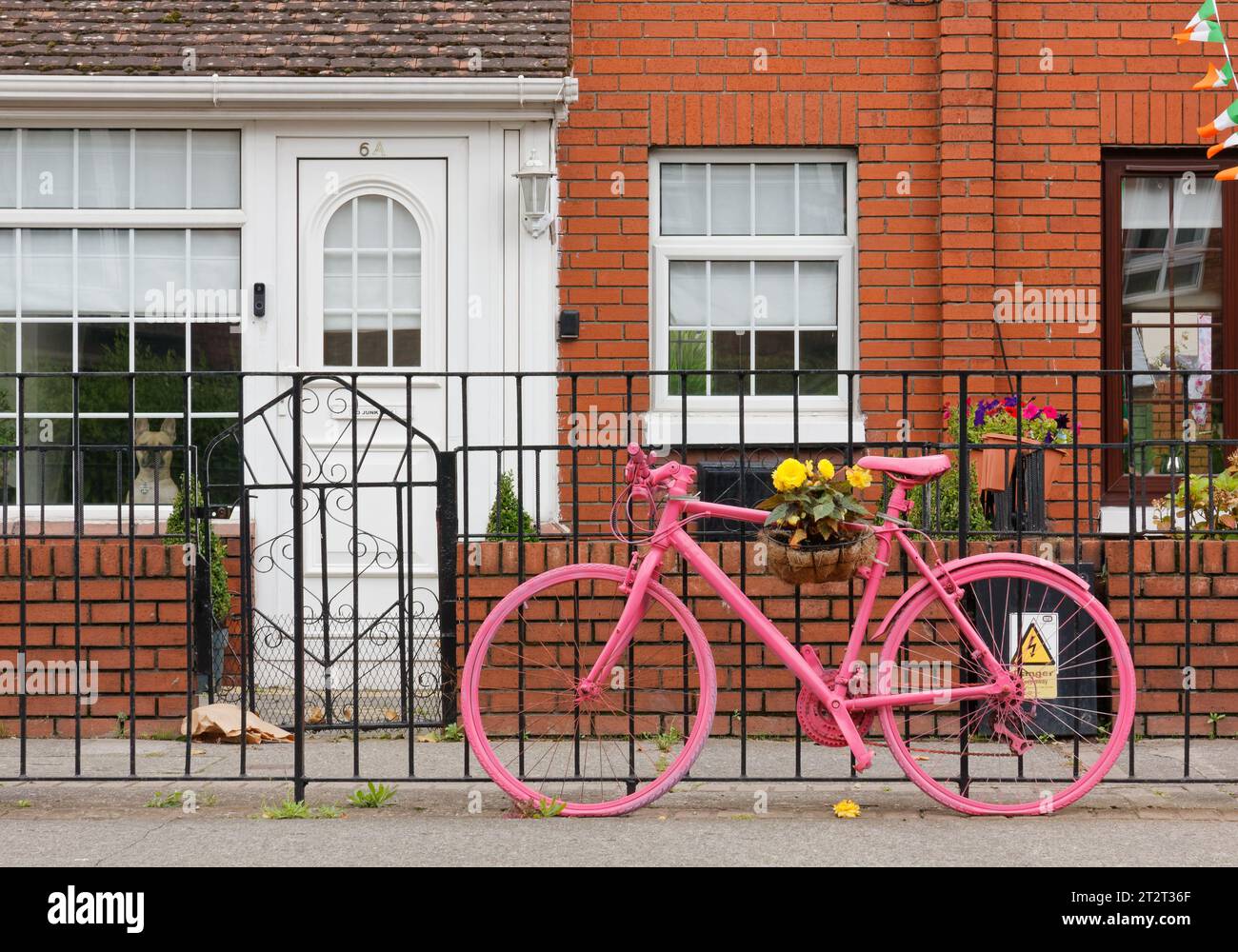 Pink front door hi-res stock photography and images - Alamy