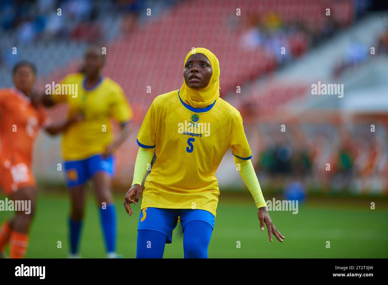 Fatuma Issa waits for the ball Stock Photo - Alamy