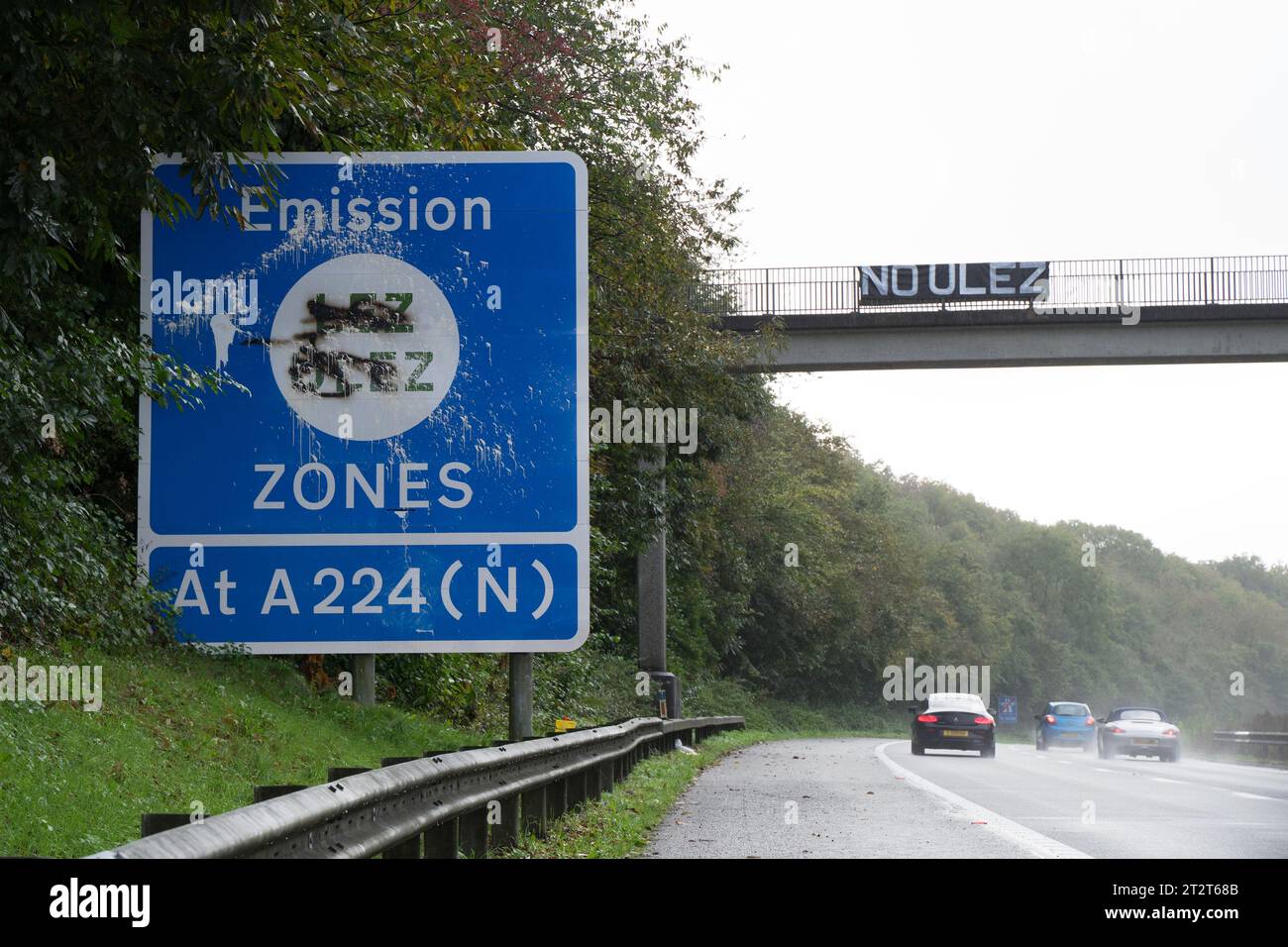 Ulez zone sign in blue back ground hi-res stock photography and images ...