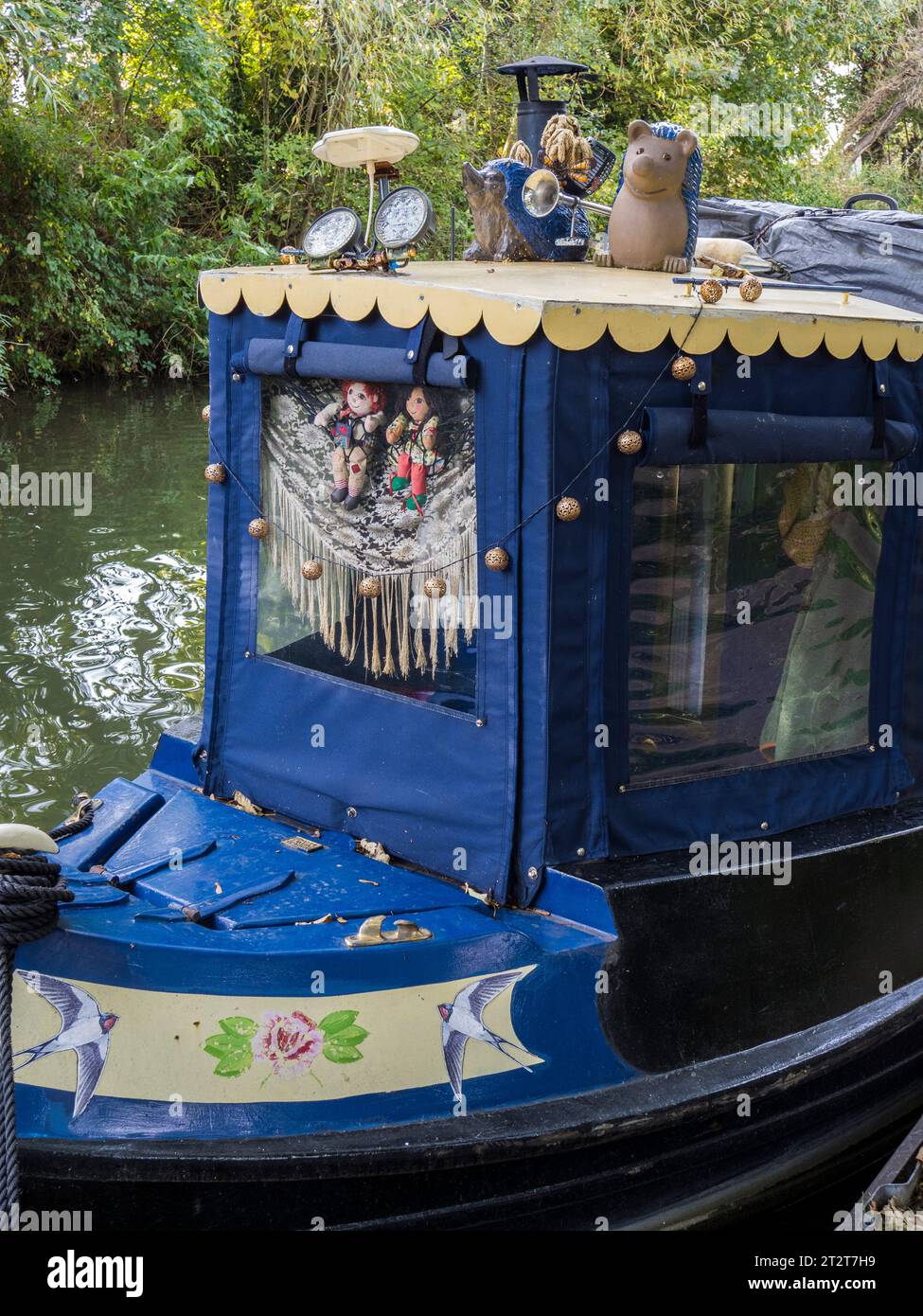 Blue narrowboat hi-res stock photography and images - Alamy