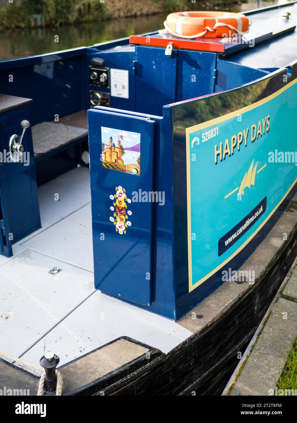 Cute narrow boat hi-res stock photography and images - Alamy