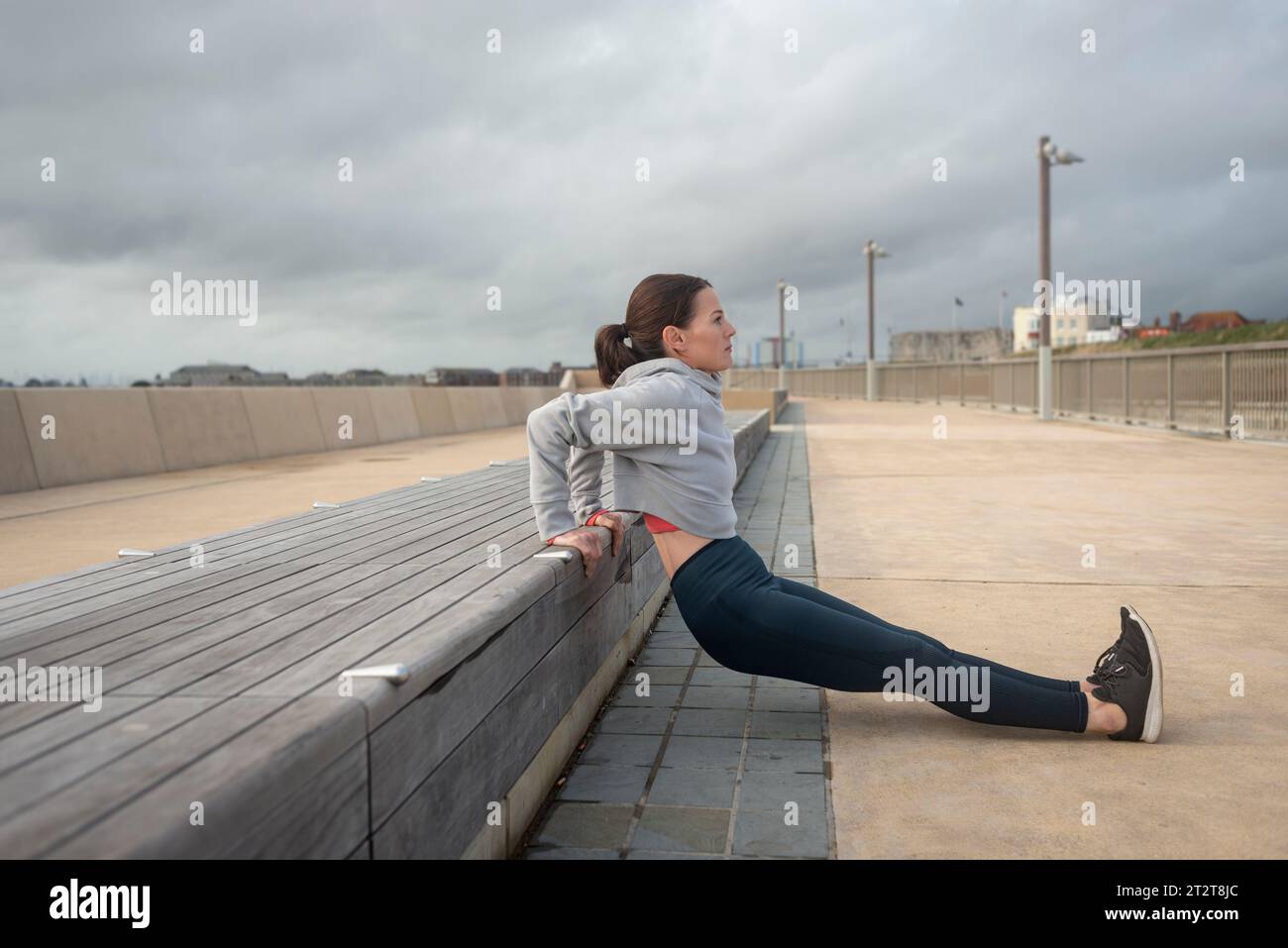 Bench press woman hi-res stock photography and images - Alamy