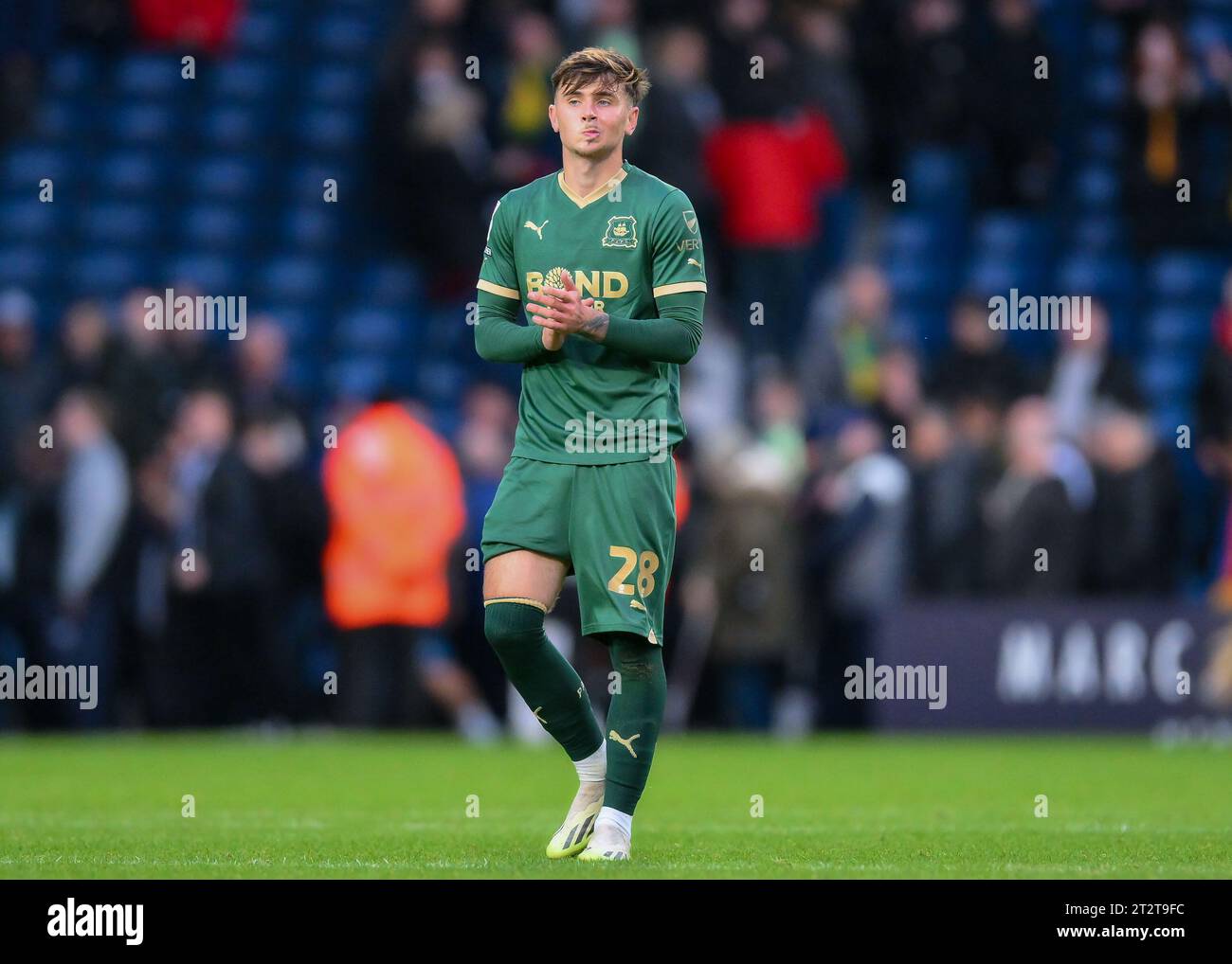 Luke Cundle #28 of Plymouth Argyle applauds the fans at full time ...