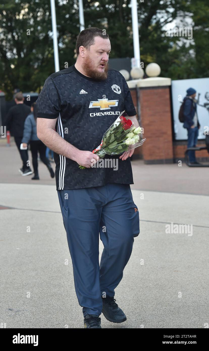 Tributes are laid in memory of Sir Bobby Charlton by The United Trinity ...