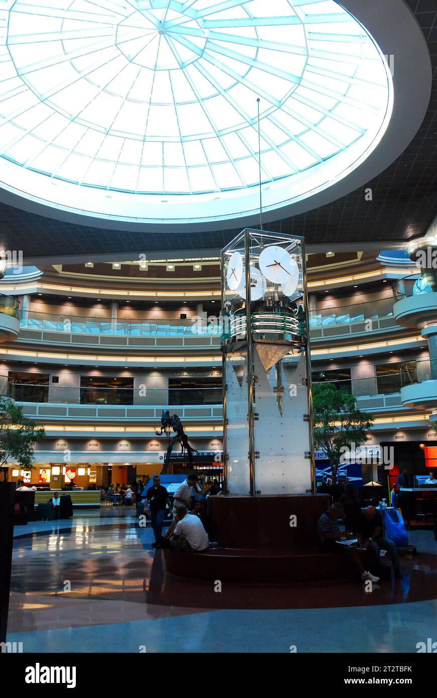 The main atrium and lobby of the Atlanta Hartsfeld International ...