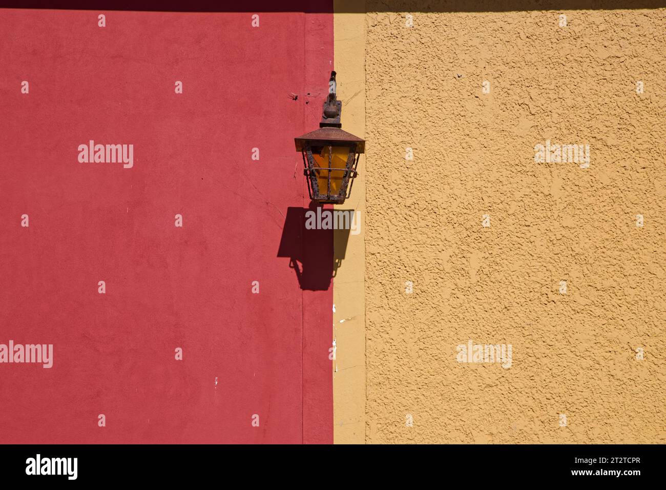Two colours on a wall and a street lamp Stock Photo - Alamy