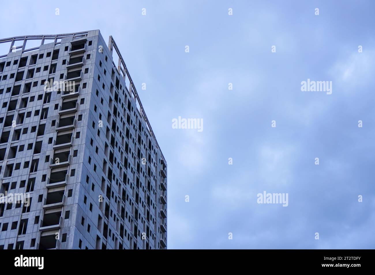 Building and grey sky hi-res stock photography and images - Alamy