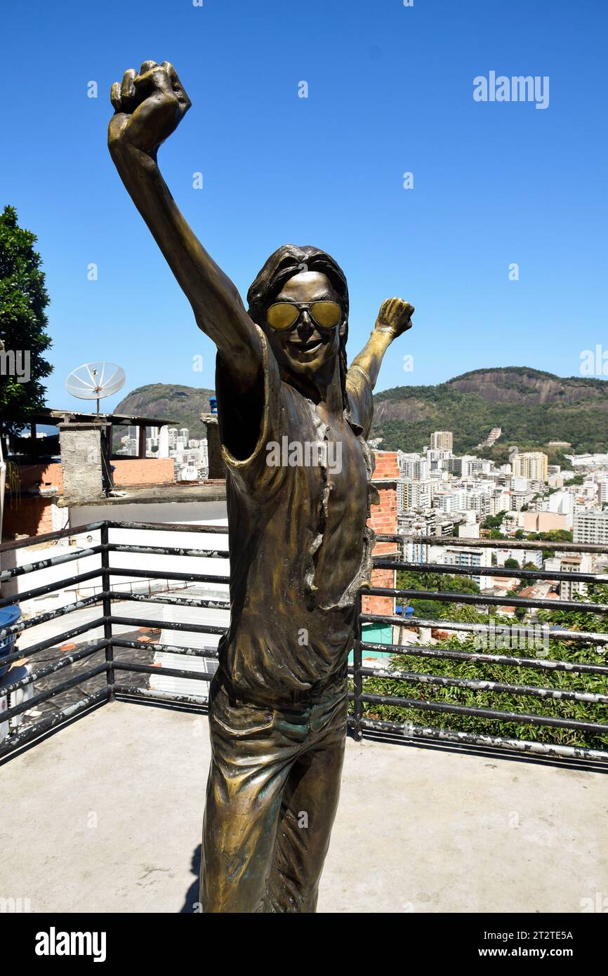 Michael Jackson statue at the favela Santa Marta Stock Photo - Alamy