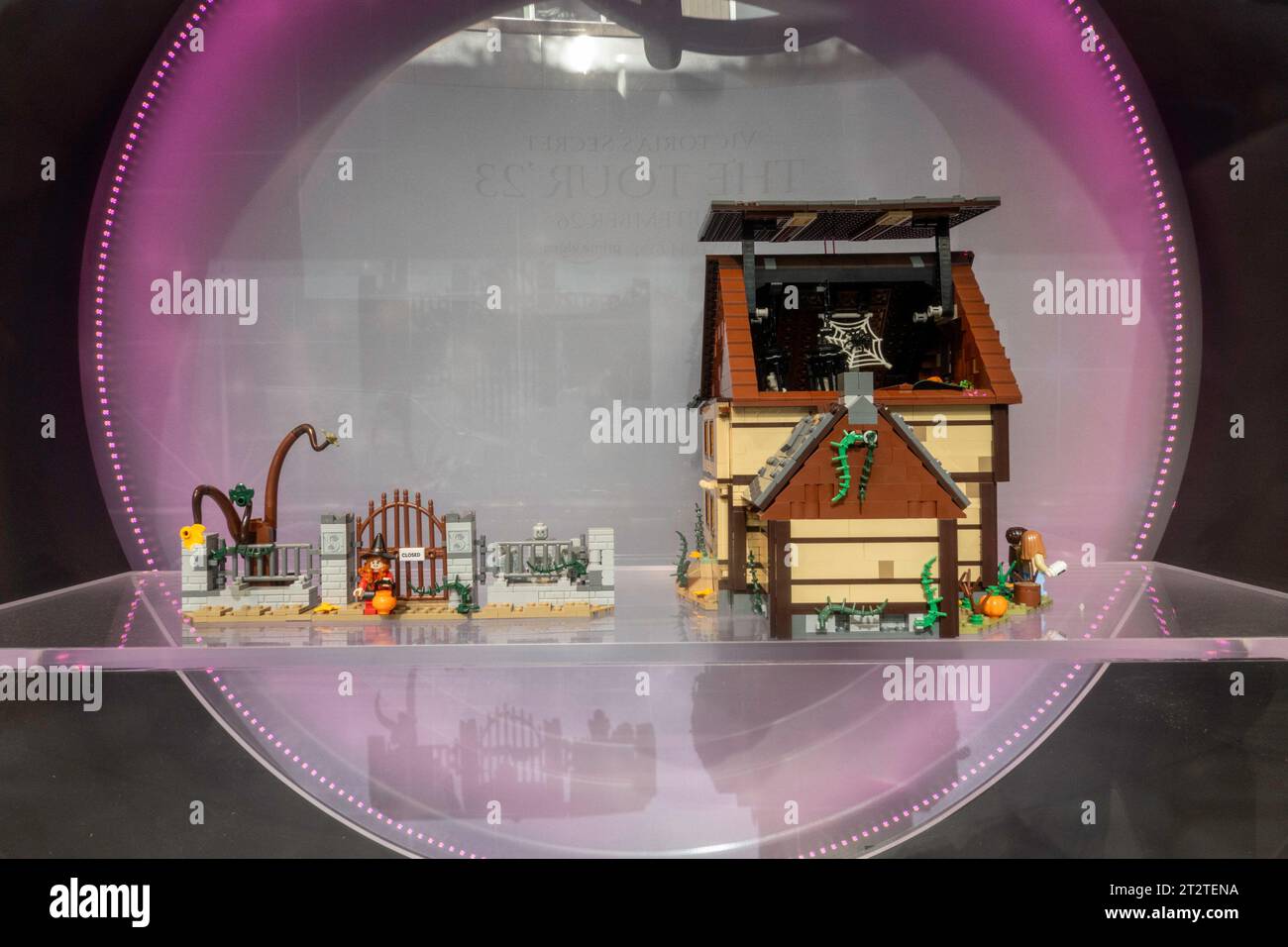 LEGO store in Rockefeller Center has Toy Plastic Brick window displays ...