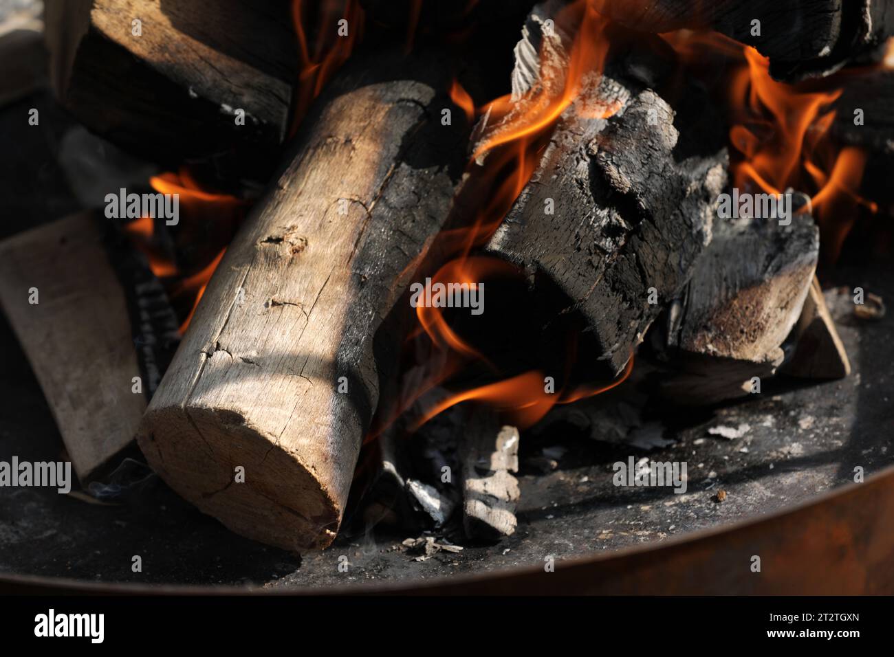 Fire campfire wood fire embers Stock Photo - Alamy