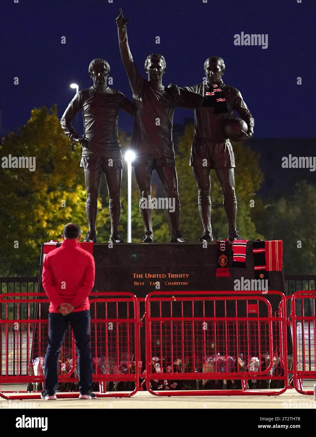 Tributes are laid in memory of Sir Bobby Charlton by The United Trinity ...