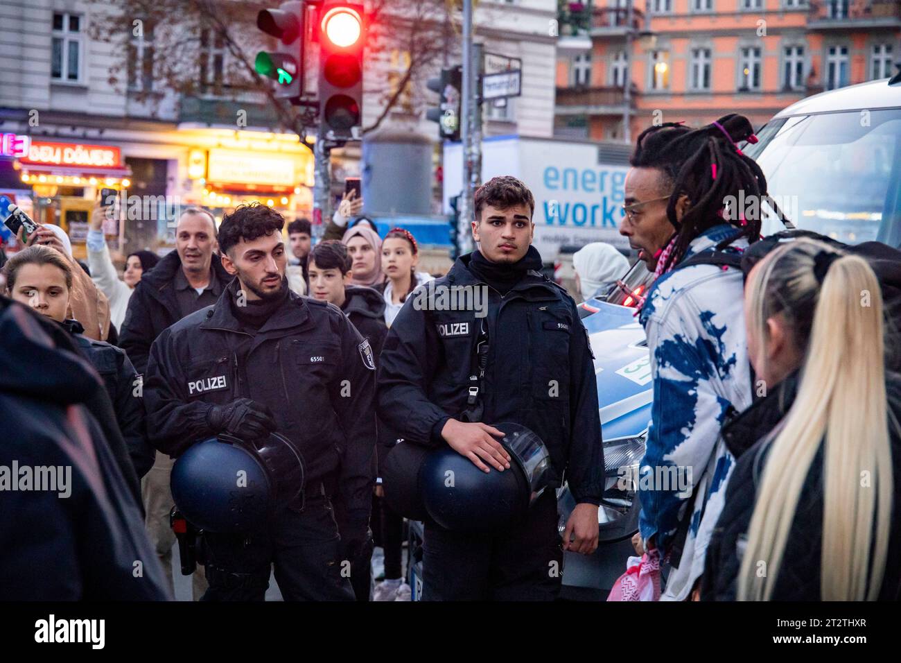 Polizei am Herrmannplatz begleitet eine Demonstration in Solidaritaet ...