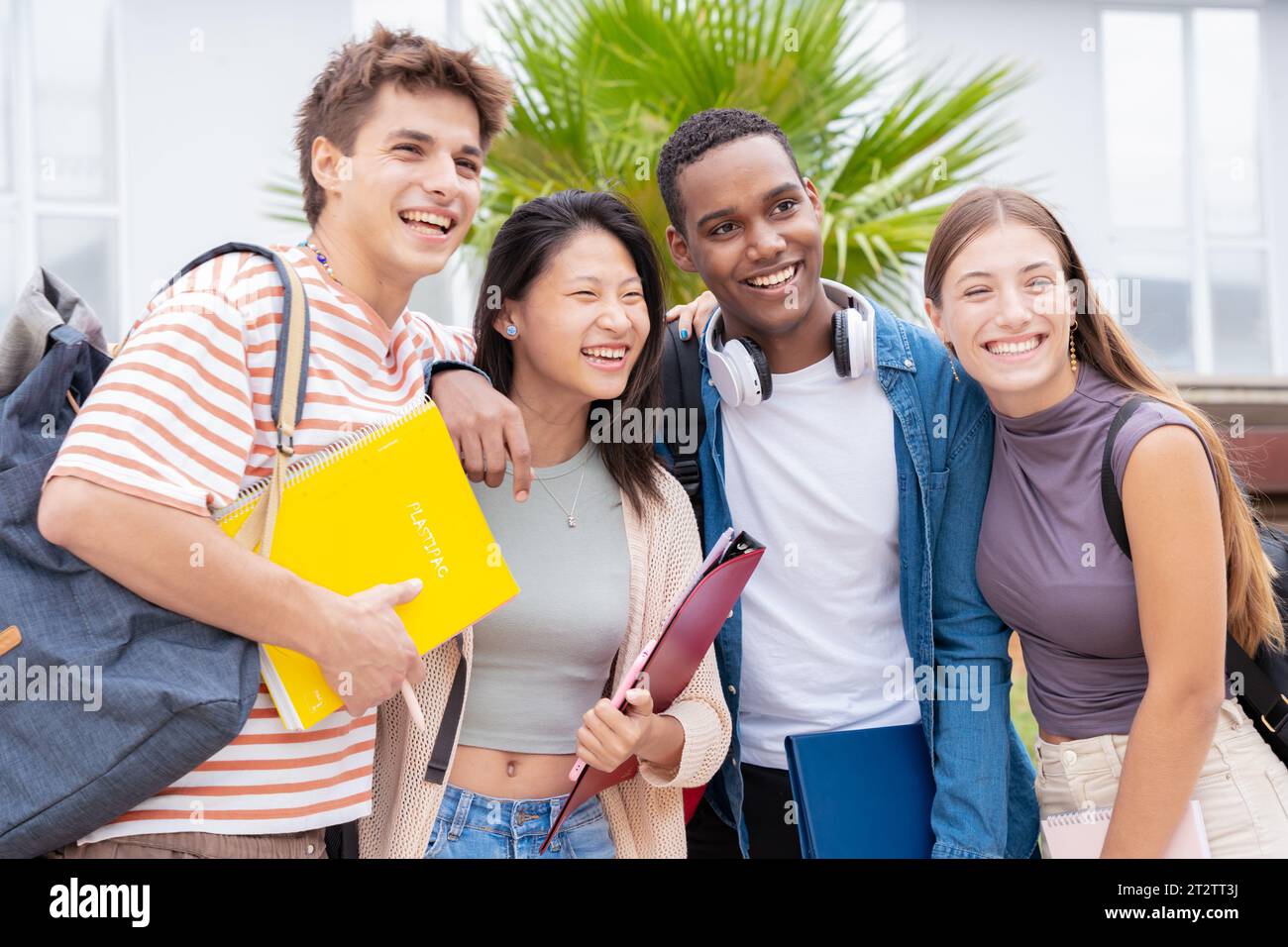 Photo portrait students hugging hi-res stock photography and images - Alamy