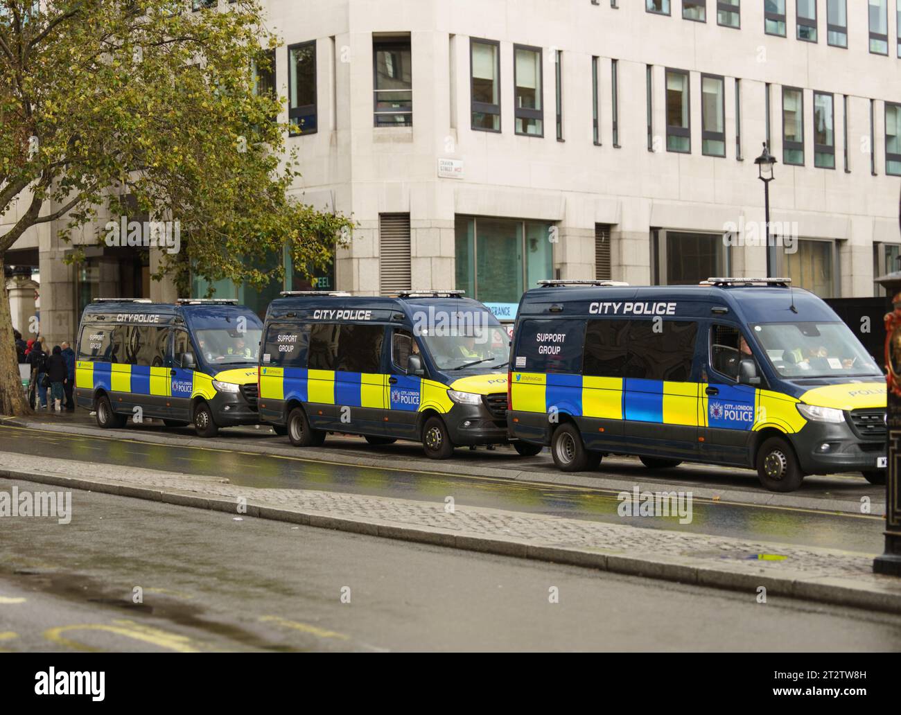 City of london police officers hi-res stock photography and images - Alamy