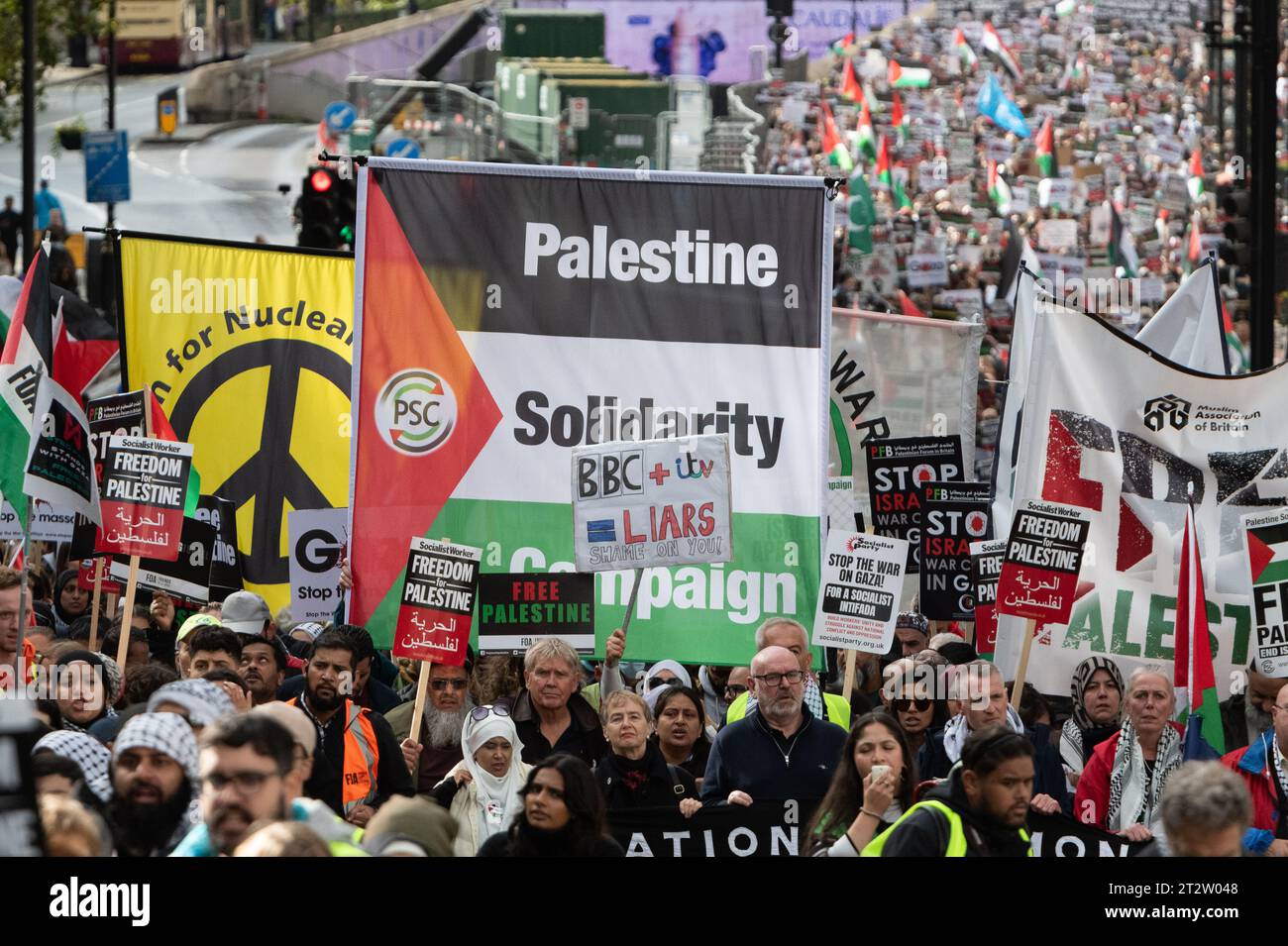 London, UK. 21 October, 2023. Tens of thousands of Palestine supporters ...