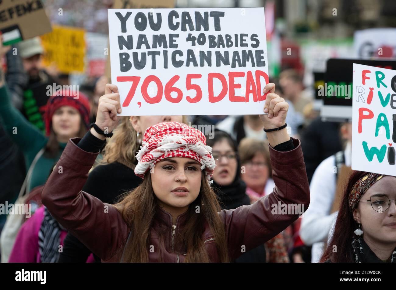 London, UK. 21 October, 2023. Tens of thousands of Palestine supporters ...