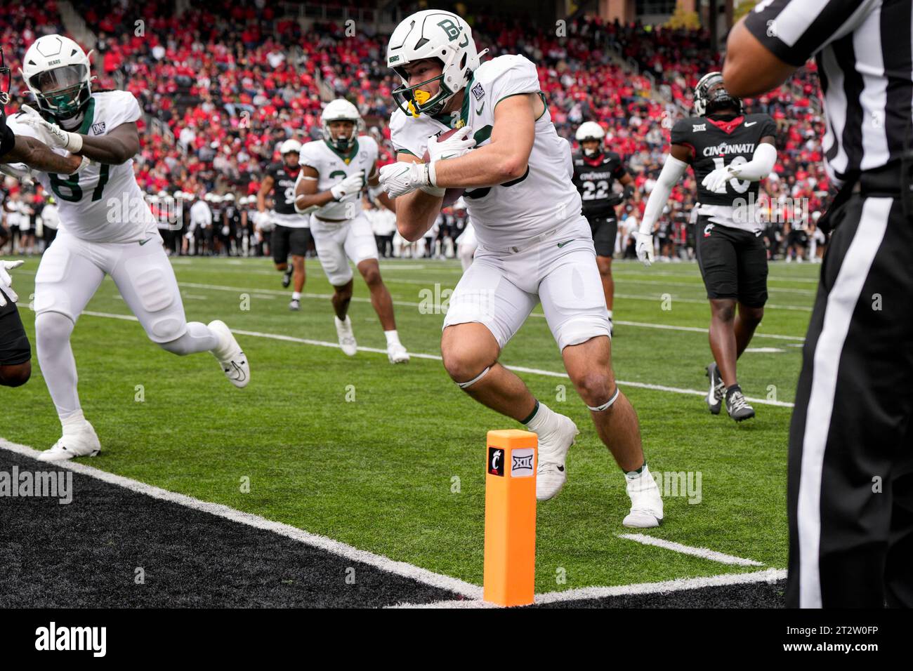 Baylor tight end Jake Roberts, center, scores during the second half of ...