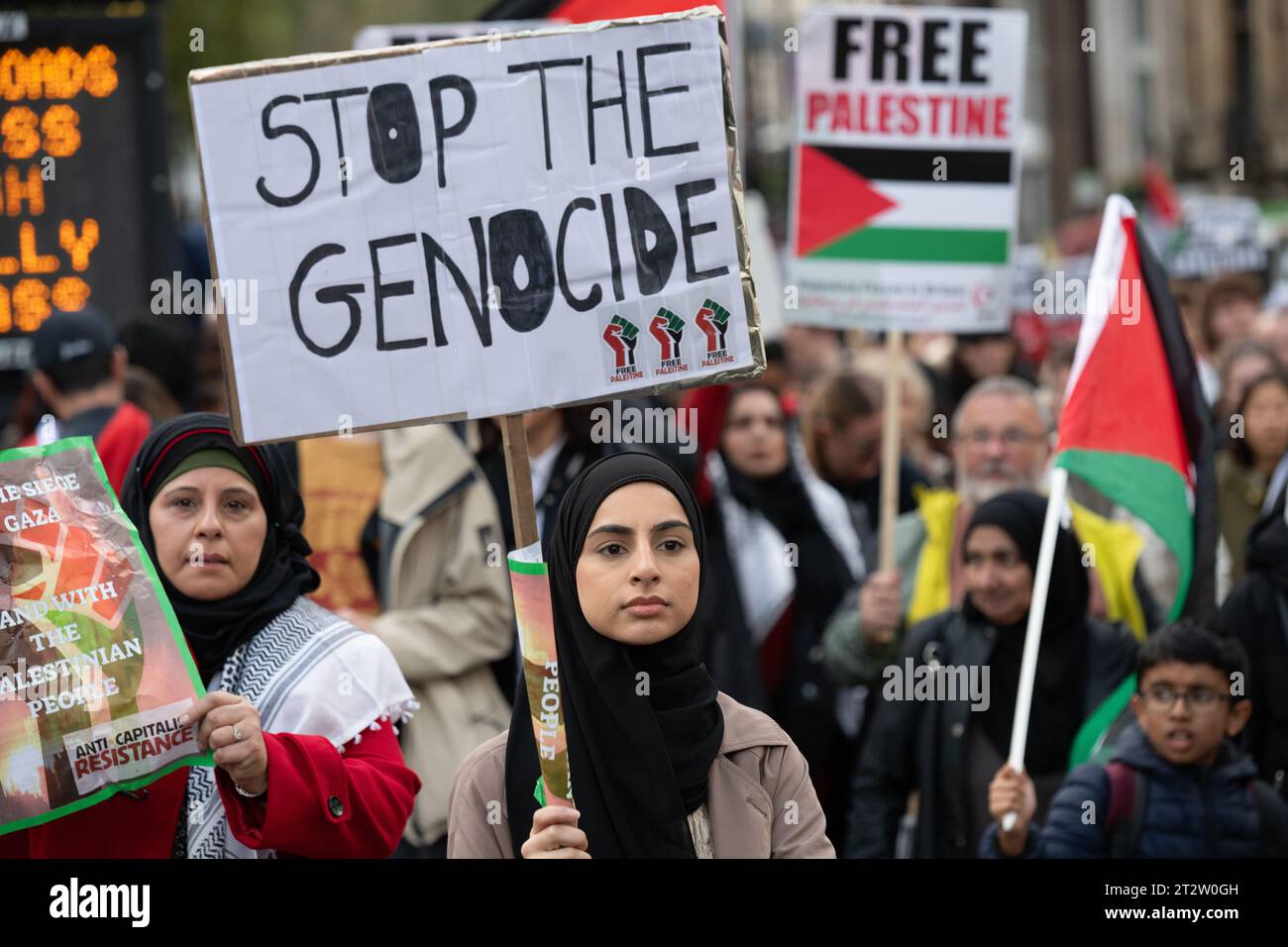 London, UK. 21 October, 2023. Tens of thousands of Palestine supporters ...