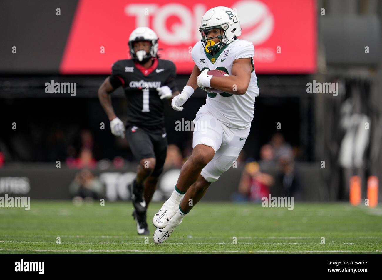Baylor tight end Drake Dabney (89) makes a catch ahead of Cincinnati ...