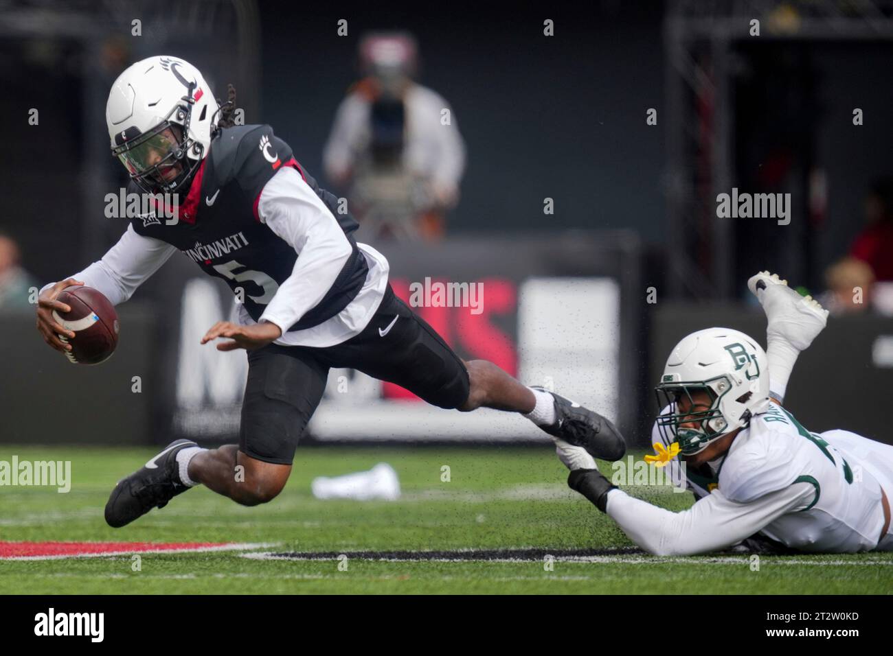 Cincinnati Bearcats quarterback Emory Jones (5) carries the ball and is ...