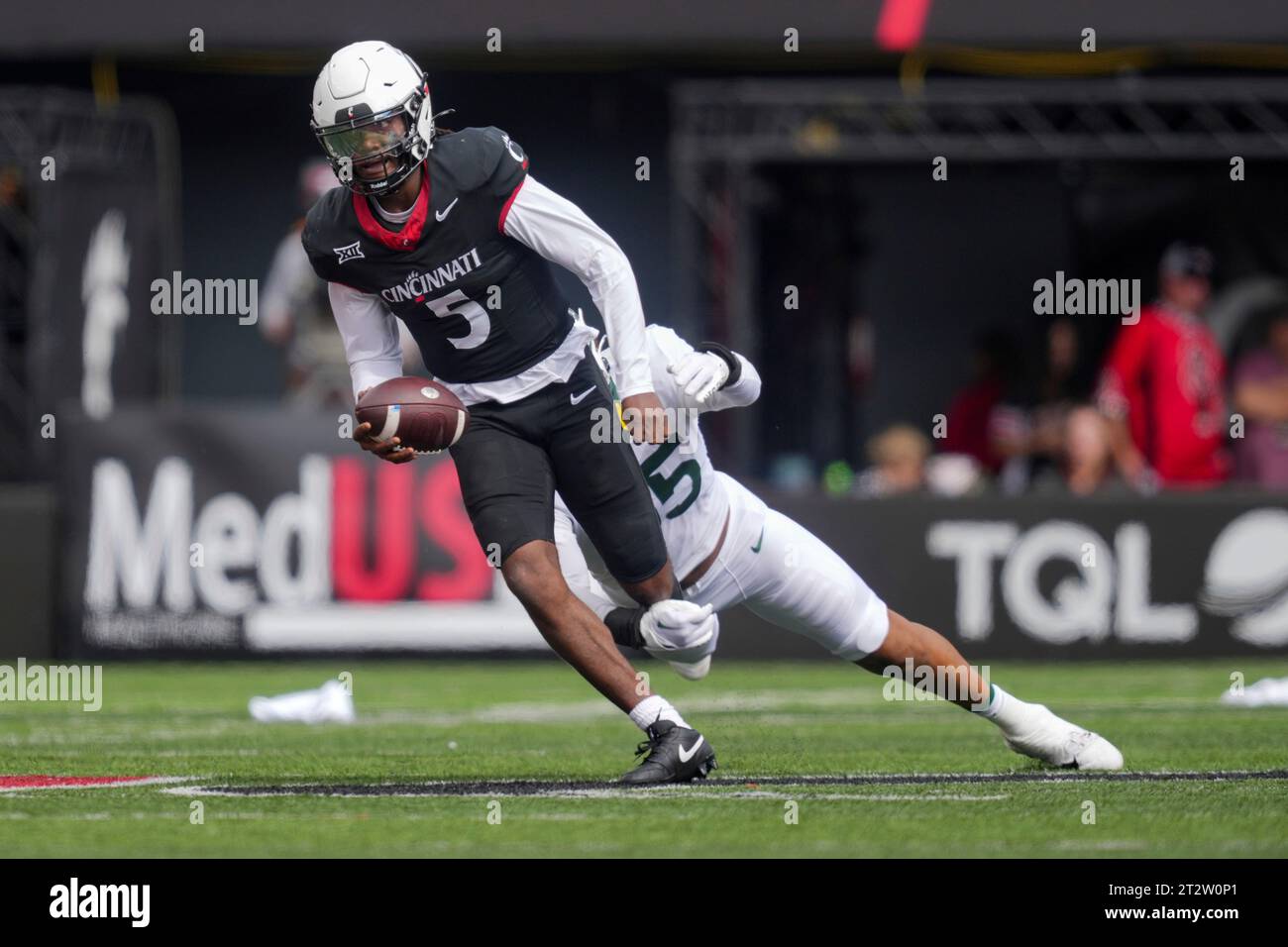 Cincinnati Bearcats quarterback Emory Jones (5) carries the ball ...