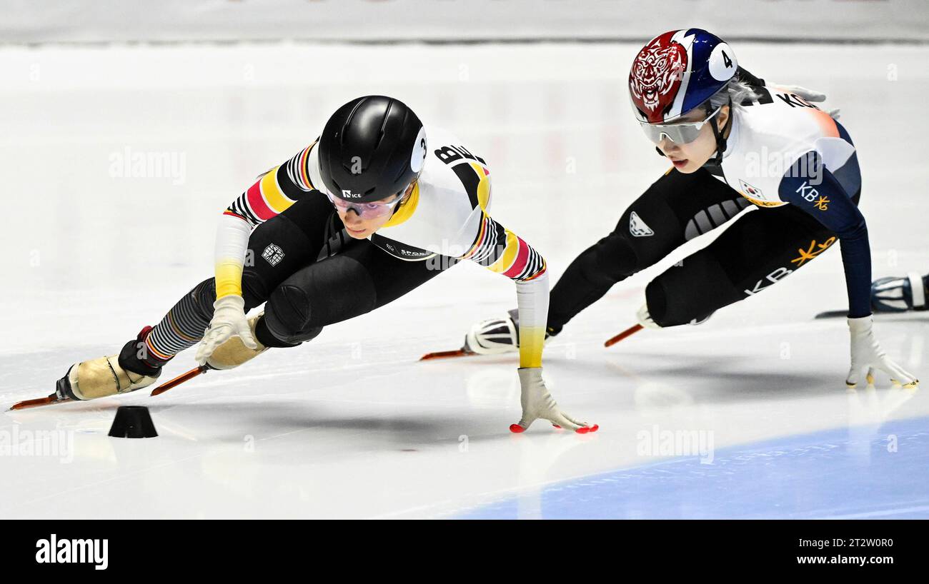 Hanne Desmet (3) of Belgium skates to a first place finish ahead of Kim ...